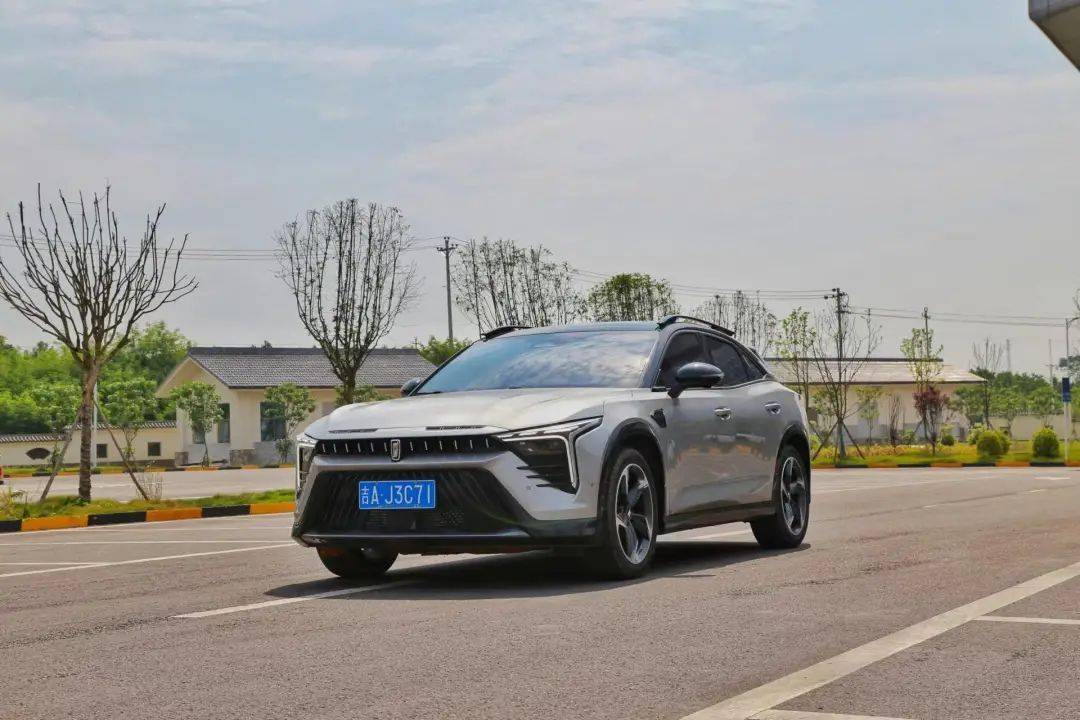 试驾奔腾B70S:轿跑造型很帅气，2.0T+6AT动力够足_搜狐汽车_搜狐网