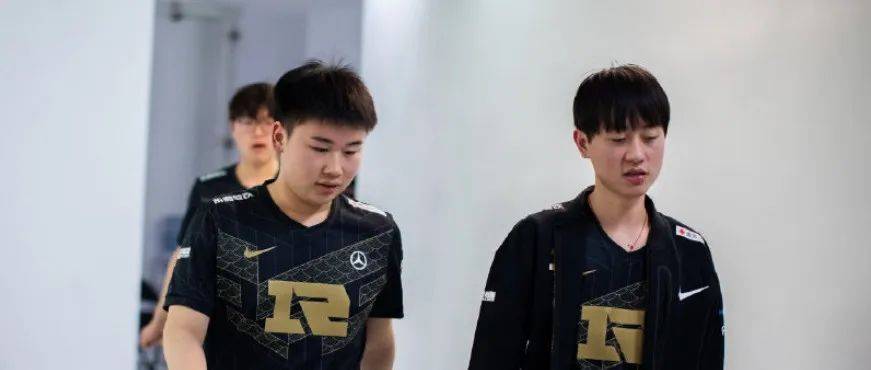 PSG中单嘴硬：如果不是失误，我们能赢下RNG！我对线也能赢小虎_比赛_Bay_游戏