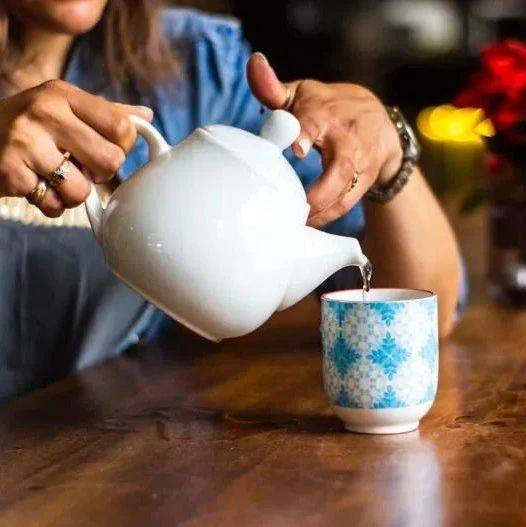 吃饭时有这个习惯的人，多半人品不好，不值得深交饭桌一个人交往