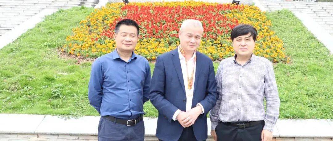 市总工会来我区走访慰问一线职工并为江西省五一劳动奖章获奖对象颁发奖牌罗跃忠上饶市姜为松