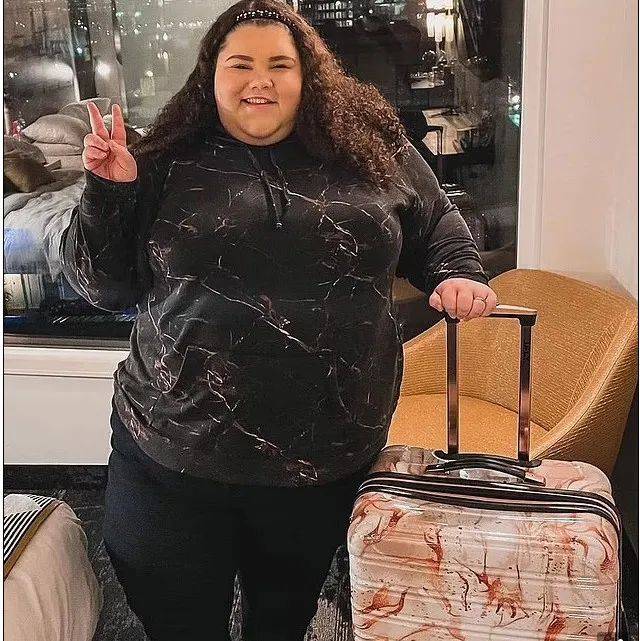 温哥华6XL妹子称飞机卫生间装不下她！被喷“你会导致飞机失事！”_Chaney_网友_旅行