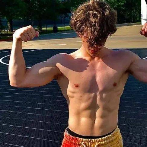 18岁美国男演员被发现陈尸家中，死因仍在调查中！_Sanders_Tyler_泰勒·桑德斯