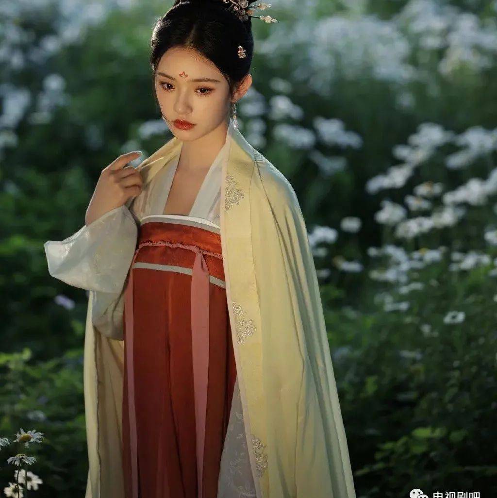 林允晒唯美古风写真 梦回《梦华录》花海宋引章网易娱乐