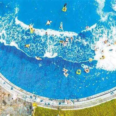 People go on holidays to escape from the heat_in_people_July