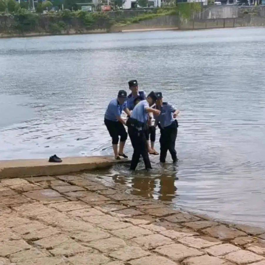男子跳桥轻生 民警及时救助 黄山 胡妍卉 程继强