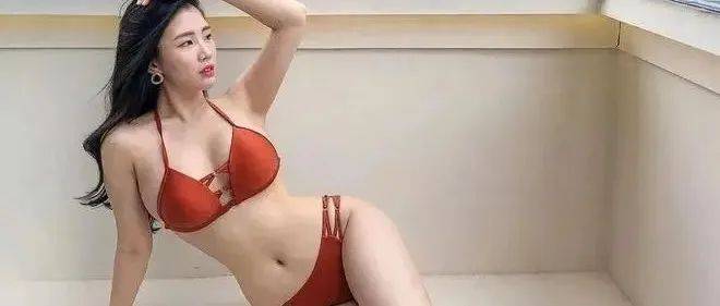 95后泳装网店老板娘亲自当模特，纤腰翘臀、谁能不买单！_Yebin_身材_健身