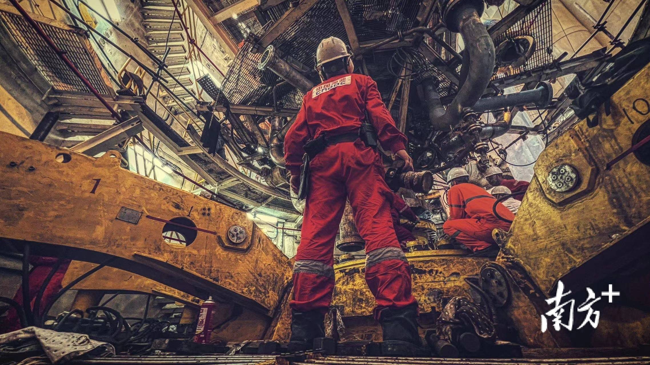 “海洋石油116”FPSO顺利完成单点回接作业_堆栈_控制_刘稳