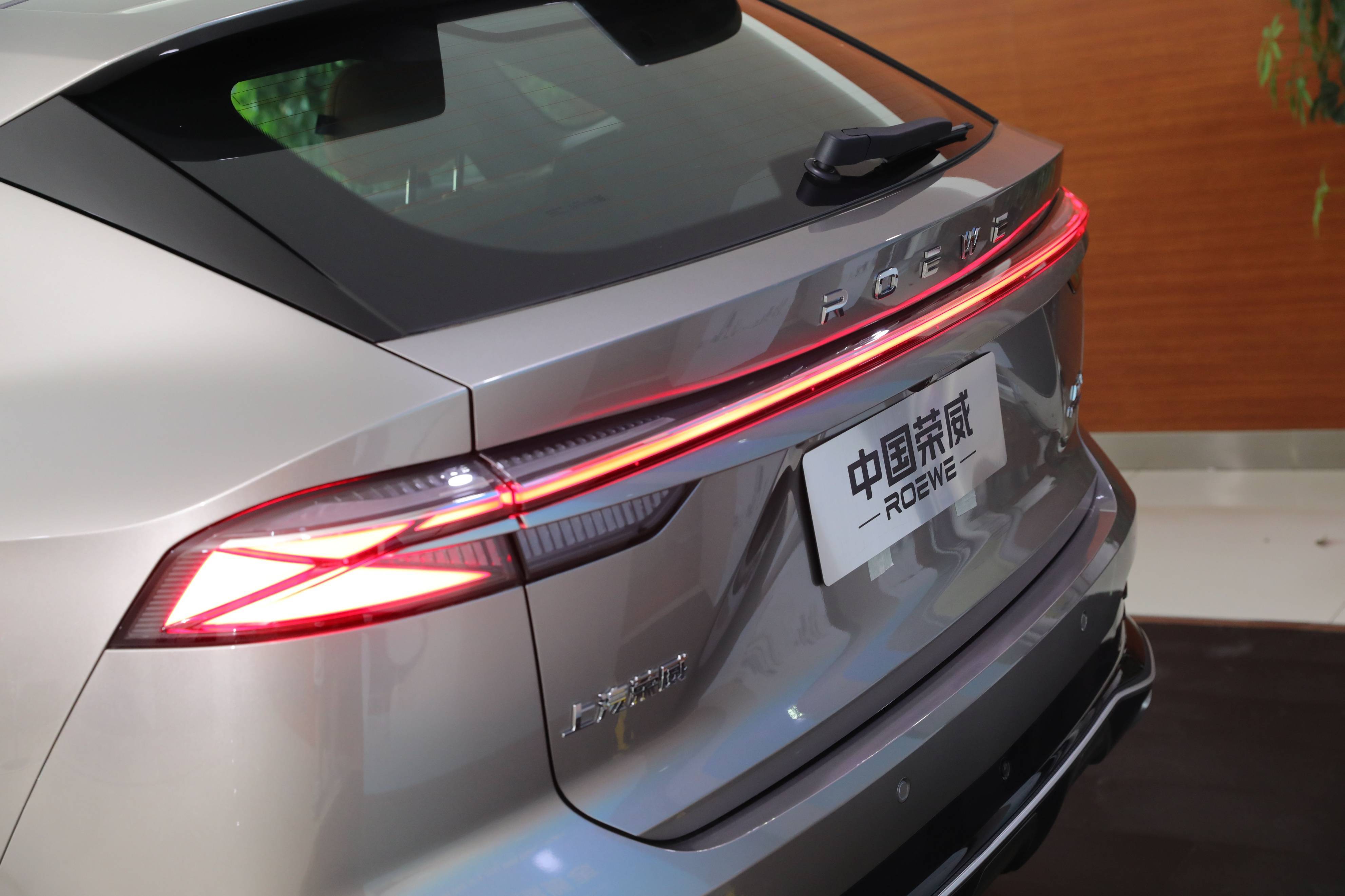 第三代荣威RX5实拍：前脸极具攻击力，27英寸“滑移屏”是亮点_搜狐汽车_搜狐网