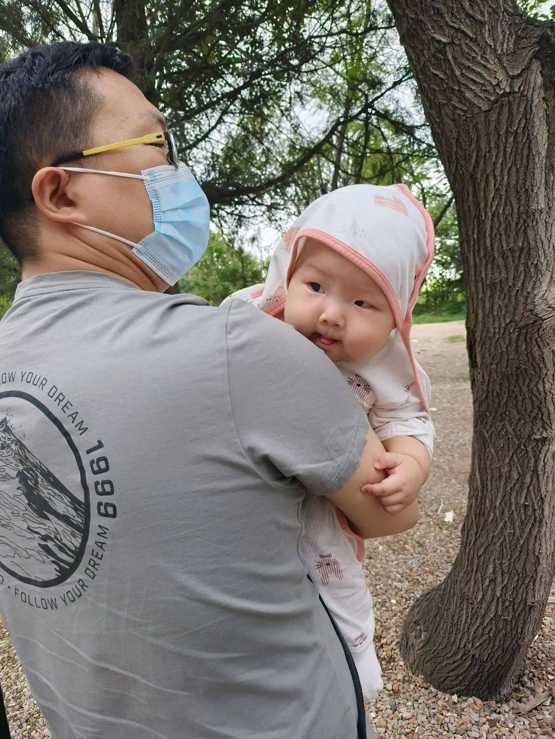早上带小汤圆去打预防针了,傻宝贝打完才吭叽了一声…现在已经回到家睡着了(图二是我爸妈在偷偷鸡娃的日常,哈哈哈哈),今天休息不更文啦,明天见