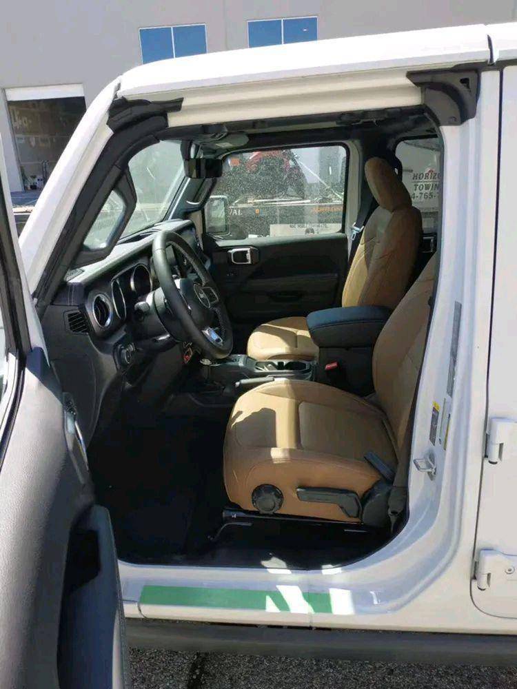 实拍新版JEEP牧马人，造型威猛，2.0T+8AT_搜狐汽车_搜狐网