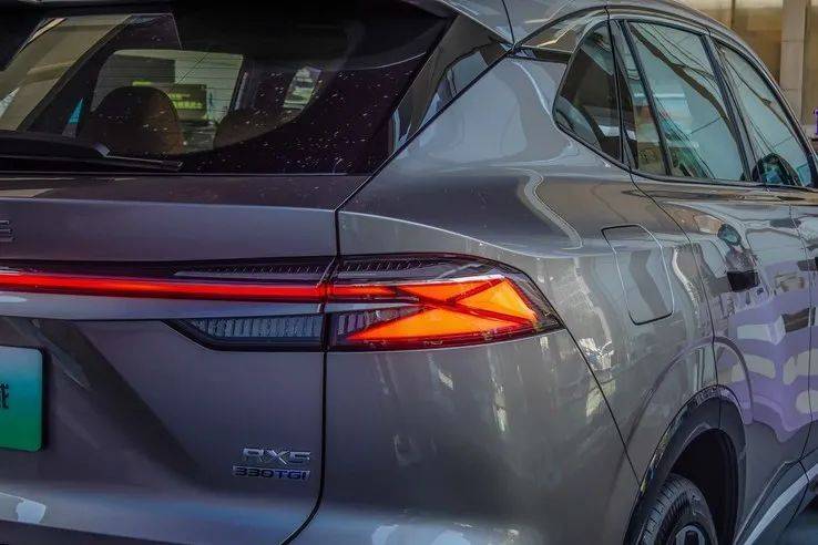 “27英寸4K全景无界滑移屏”拉满新奇感 抢先体验第三代荣威RX5_搜狐汽车_搜狐网