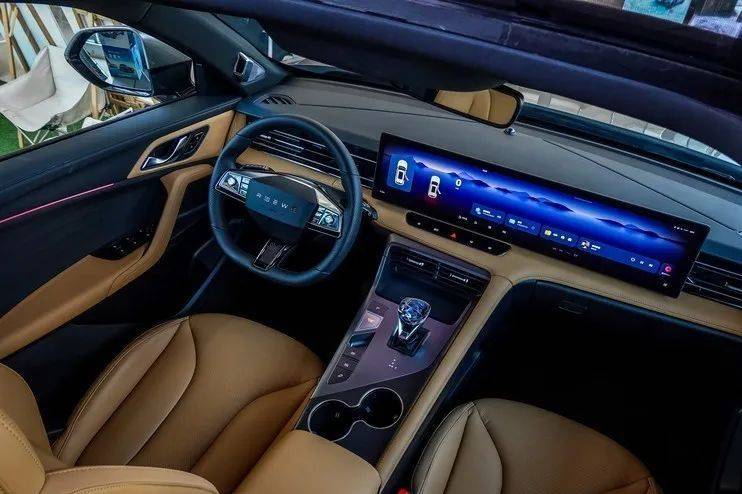 “27英寸4K全景无界滑移屏”拉满新奇感 抢先体验第三代荣威RX5_搜狐汽车_搜狐网