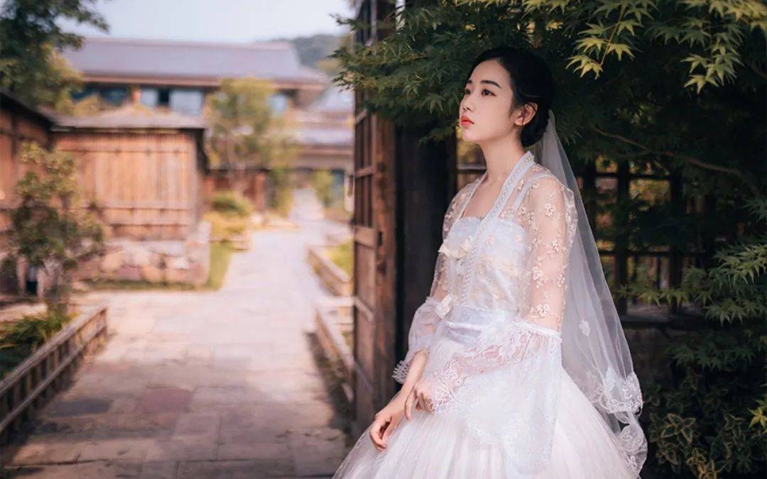 四年后,她带着三岁萌宝高调归来, 本该对她百般羞辱的男人却将她宠上天: 乖,喊老公~”高调男人老公