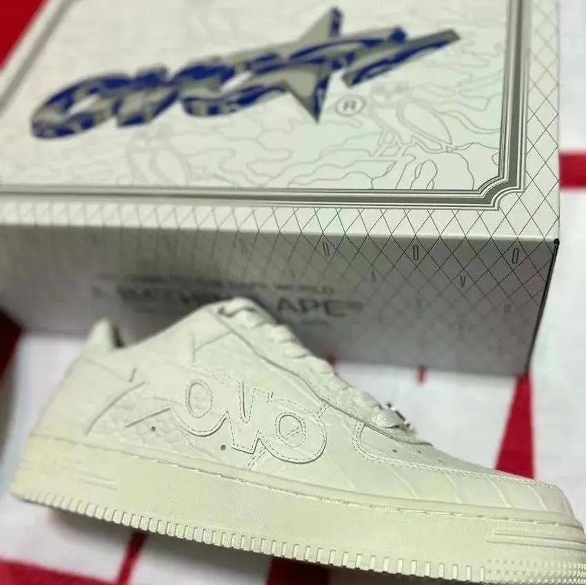 球鞋新鲜事：Drake联名BAPE带来奢侈品级产品！_版本_说唱_本人
