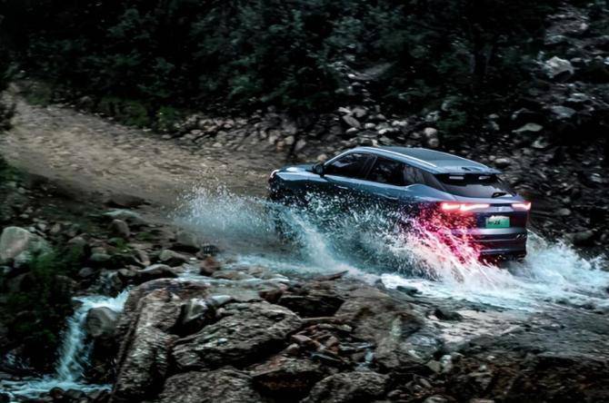 比哈弗H6大 欧尚Z6蓝鲸iDD首批用户交付 节油性能如何？_搜狐汽车_搜狐网