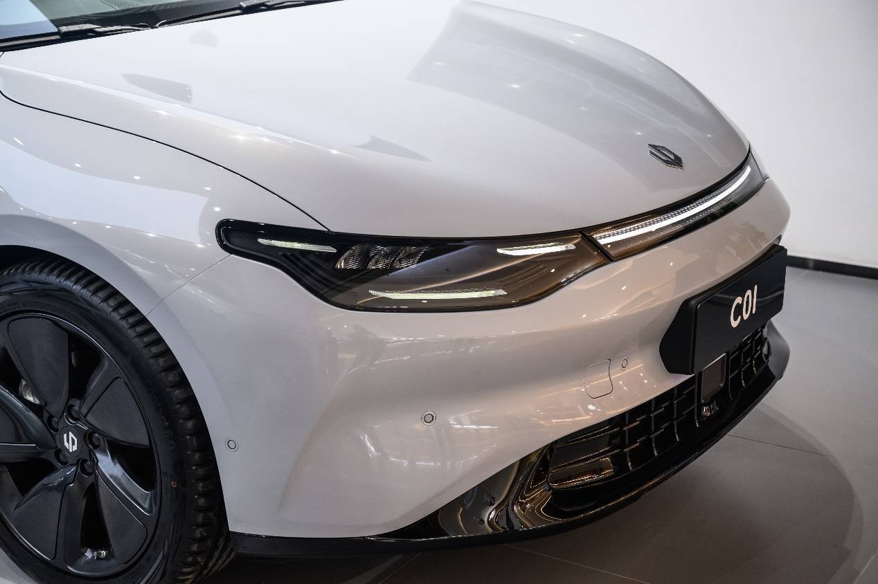 实拍丨3秒零百加速 超700KM续航 零跑C01西安到店_搜狐汽车_搜狐网