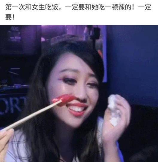 妹子穿的衣服这么紧，真的都原形毕露了啊 