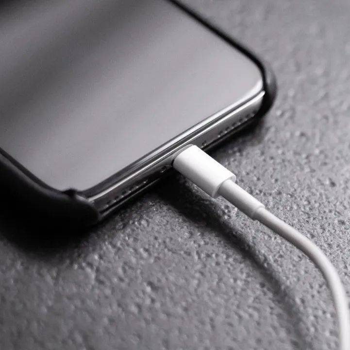 iPhone 14 新功能评测，充电仍是短板_检测_车祸_@TechRax