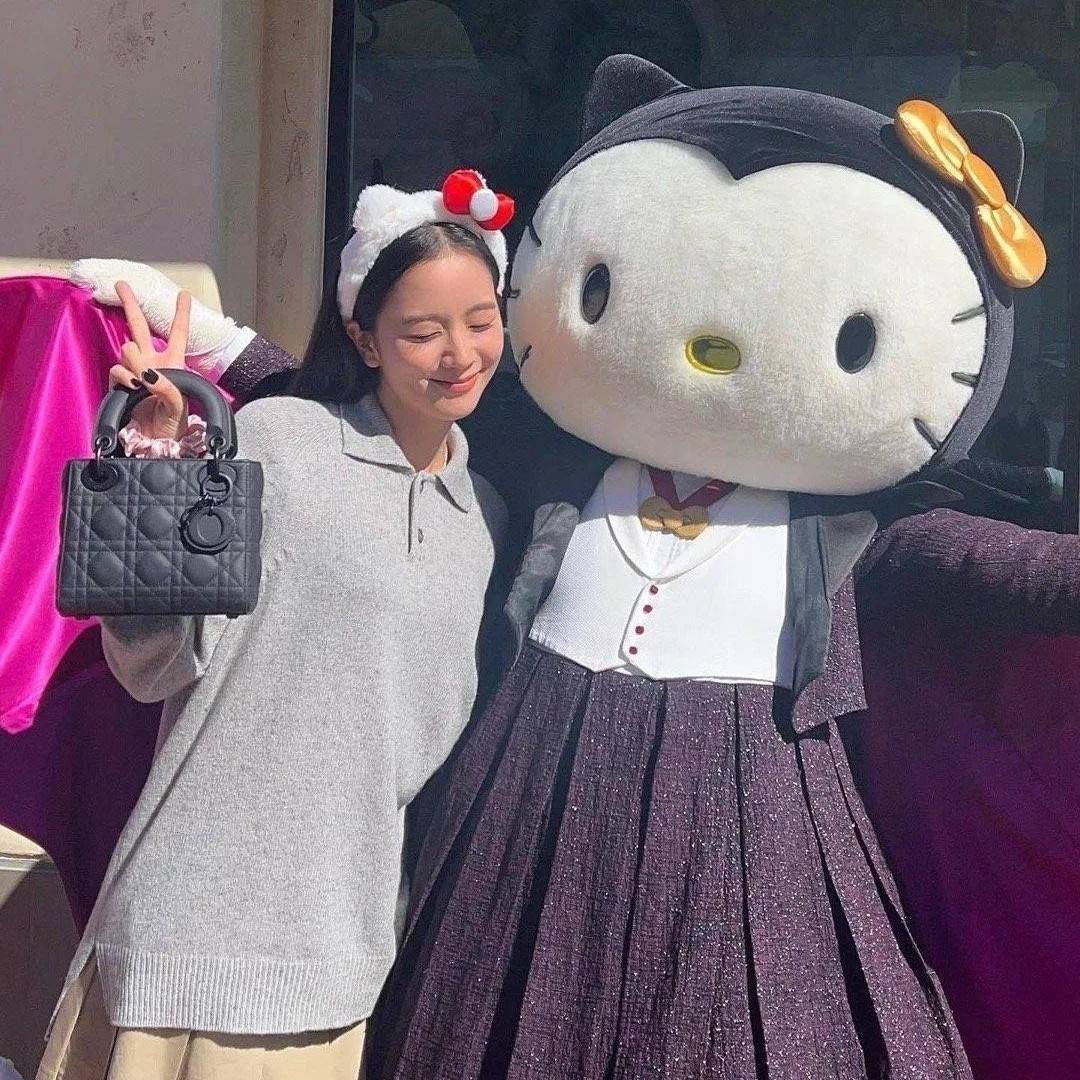 Blackpink智秀，比棉花糖还可爱，两条小细腿，喜欢Hello Kitty！_金智秀_影城_环球