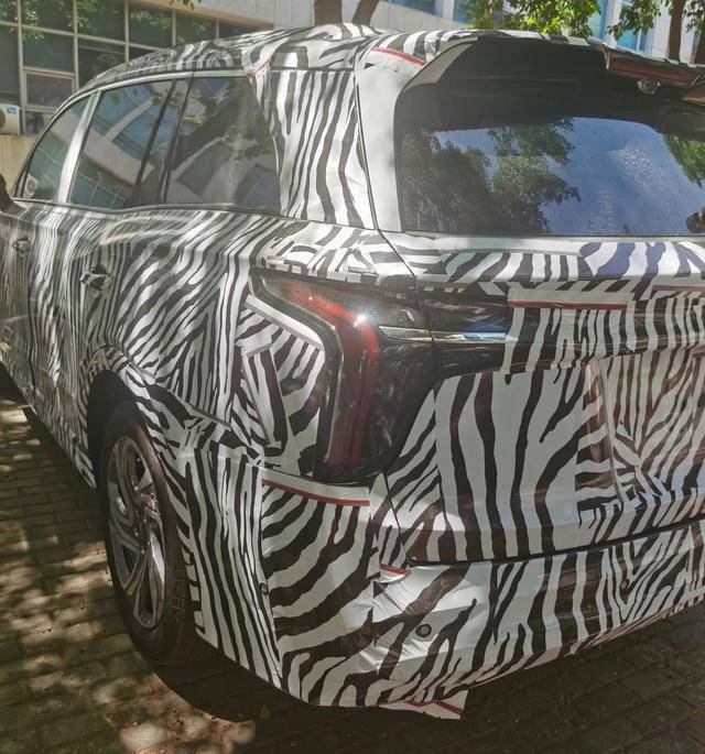 红旗HS6亮相街头，车长近5米，标配2.0T+爱信8AT，剑指福特锐界！_搜狐汽车_搜狐网