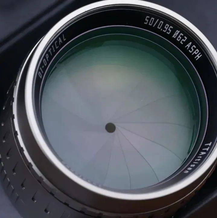 铭匠M 50mm F0.95 ASPH. 钛色 暗夜之眼开箱！_Safari_整体_螺旋