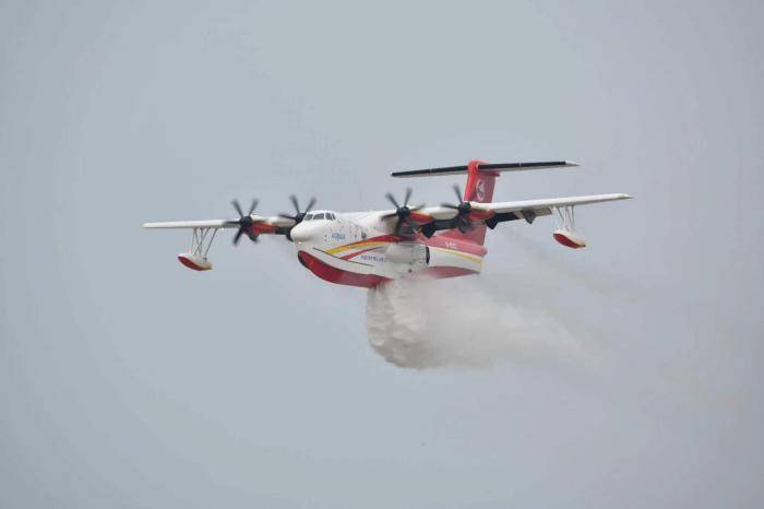 15秒吸水12吨，国产“鲲龙”空中灭火机来了_该型飞机_能力_我国