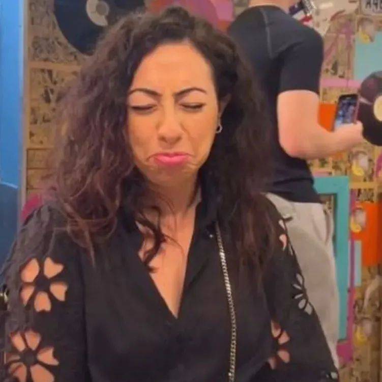 摔东西，骂顾客！澳洲服务最差餐厅却越来越火！直到员工嘲笑顾客发际线…_视频_朋友_身体