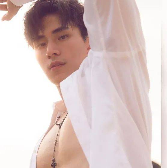 阳光运动肌肉帅哥_chiayo_lin_运动