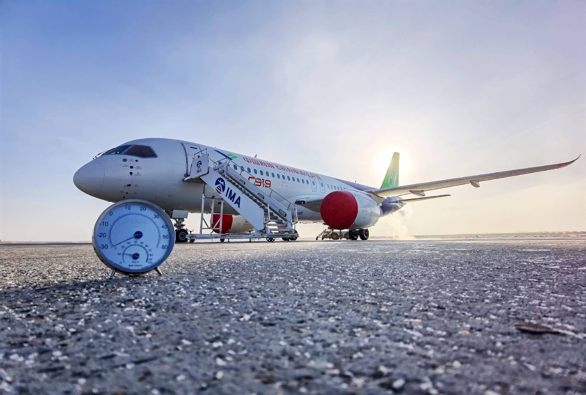 ARJ21货机首飞，配备大侧舱门，C919也应尽早发展客改货_航空_大客机_货运