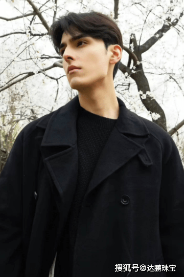 演员艾尔番·艾则孜，我相信这酷似混血的颜值未来肯定片邀不断吧_电影_新疆_男孩