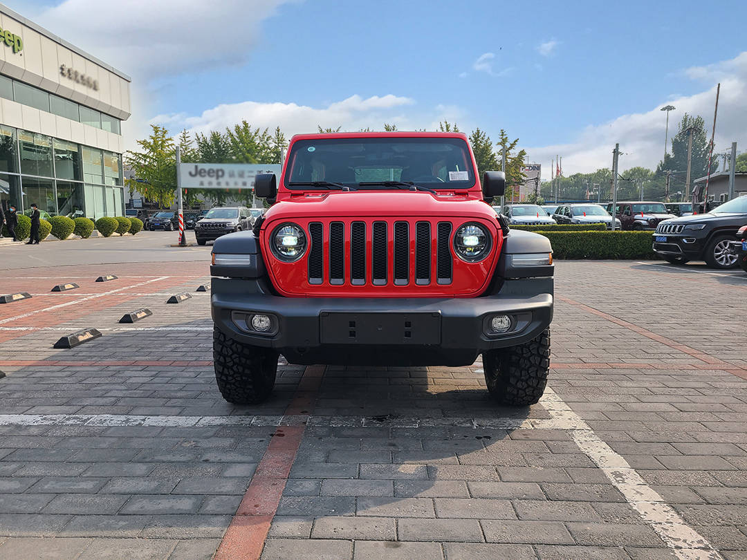 2022牧马人罗宾汉四门版熔岩红色到店，北京4s店现车实拍_Jeep_车身_设计