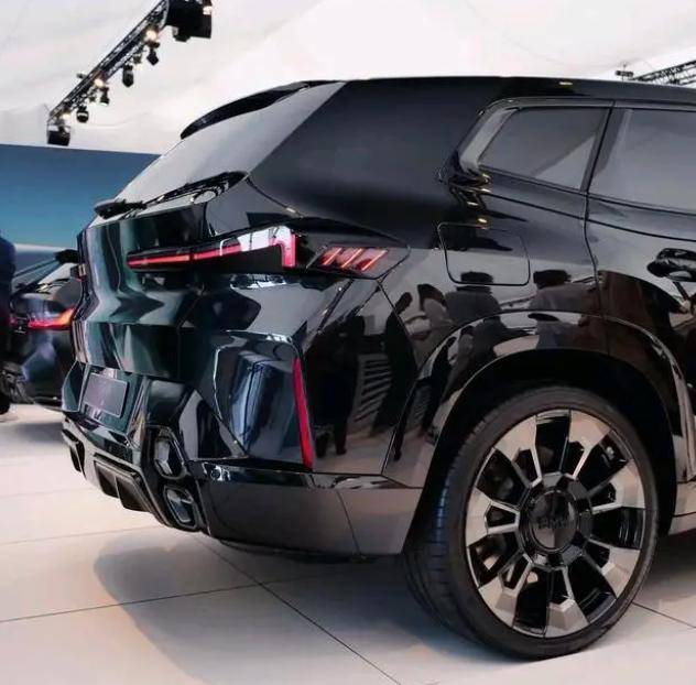 全新宝马旗舰SUV开售，4.4T插电混动，735匹马力，还要啥路虎揽胜_搜狐汽车_搜狐网