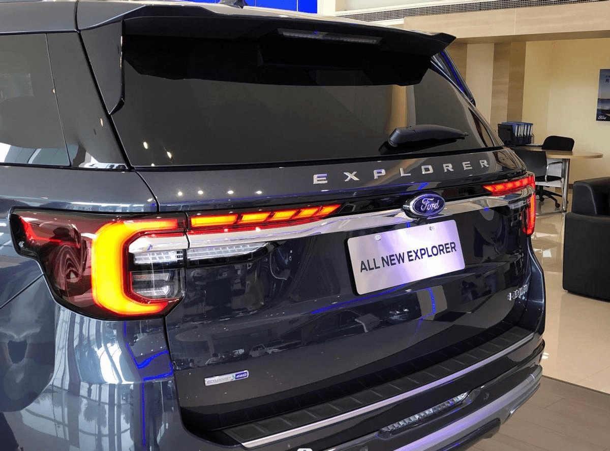 尺寸动力堆料狠,全系2.3T+8AT,2023款福特探险者,比汉兰达更强?_搜狐汽车_搜狐网