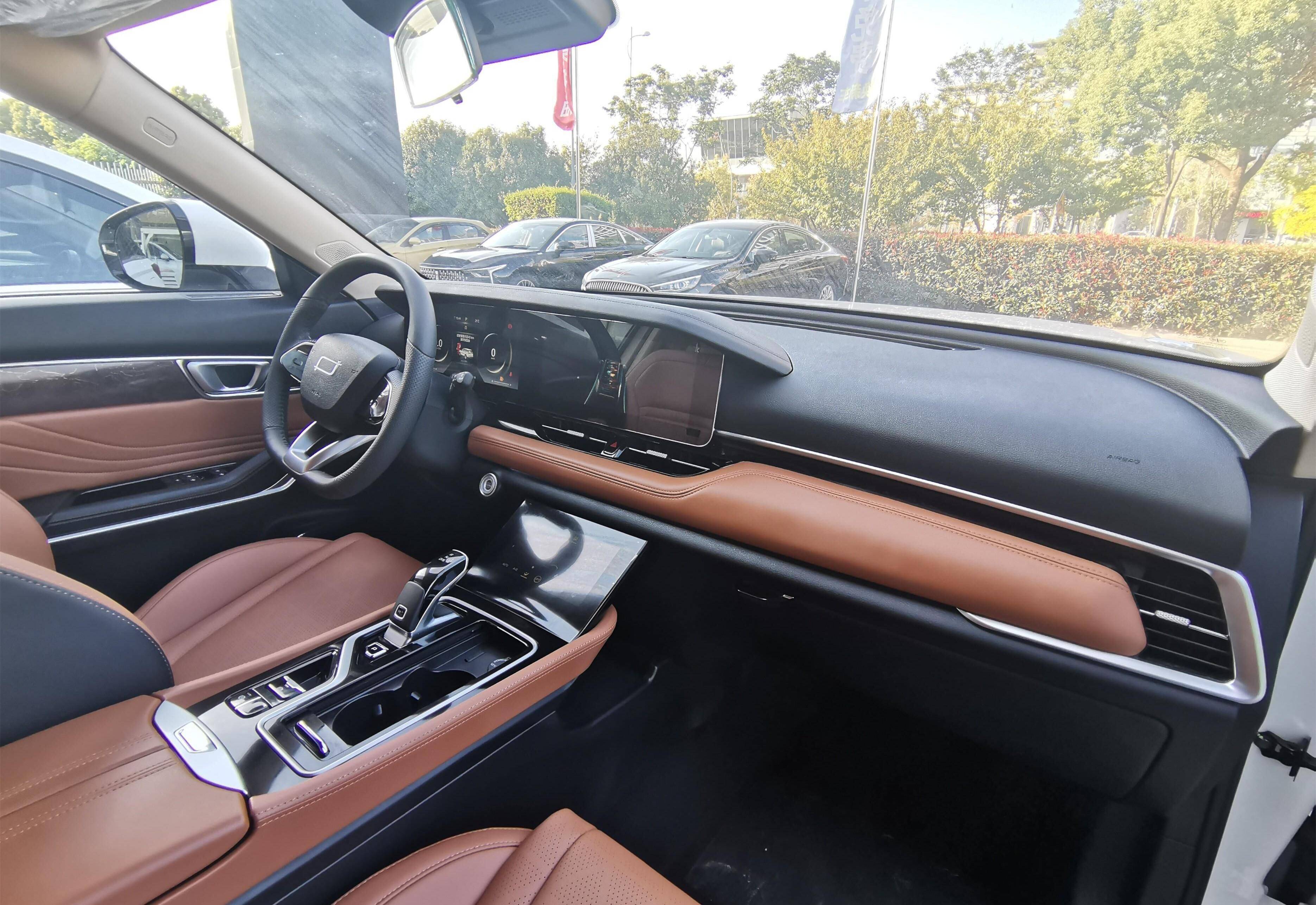 新款奔腾T99实车曝光，换装新车标，搭载2.0T动力，前脸更时尚_搜狐汽车_搜狐网