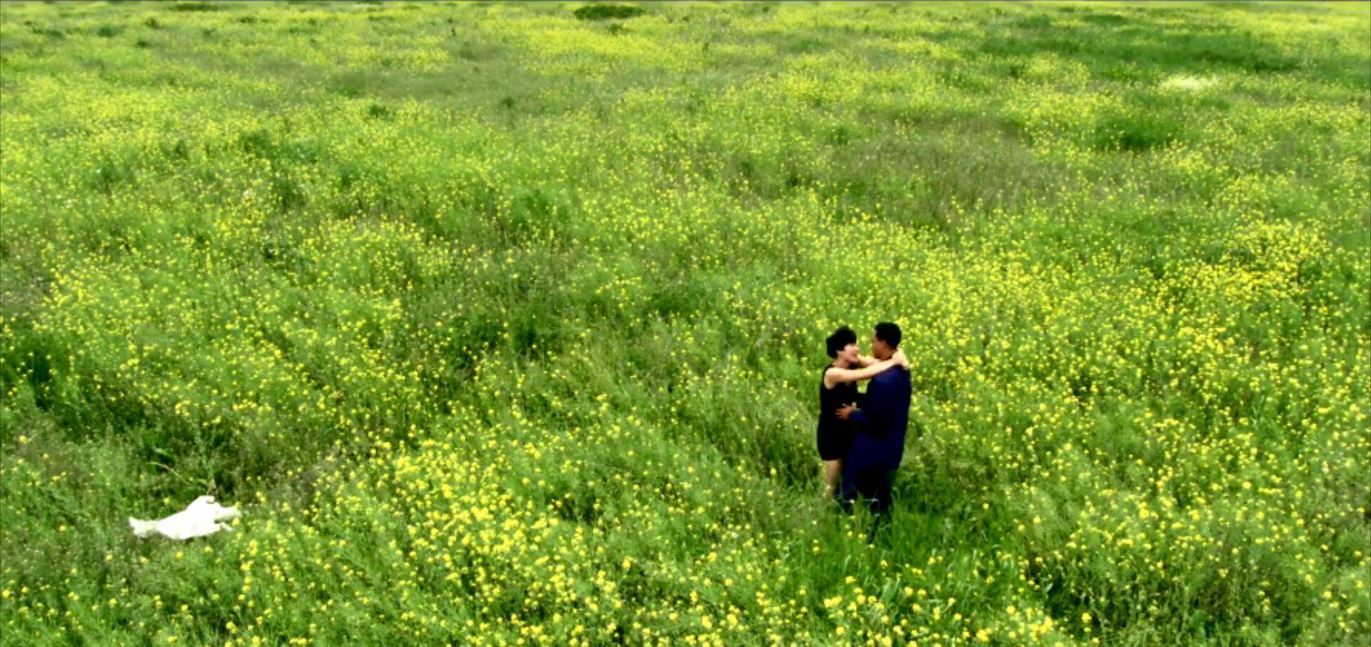 1991年，梁铮为跻身一线上演大尺度动作片，裸背湿身牺牲不小_电影_特工_因为