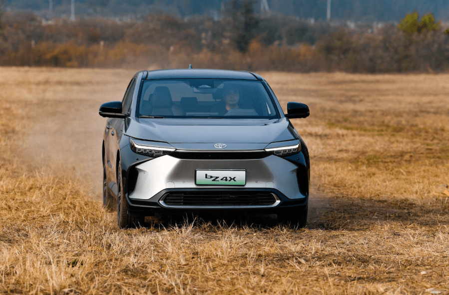 纯电阵营再迎“猛将”！丰田bZ4x上市暨bZ3发布，还要等比亚迪？_搜狐汽车_搜狐网