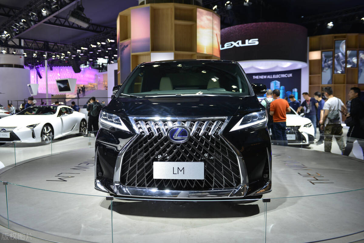 迷恋过丰田埃尔法，考虑过雷克萨斯LM，但最终选了它，豪华还有面_搜狐汽车_搜狐网