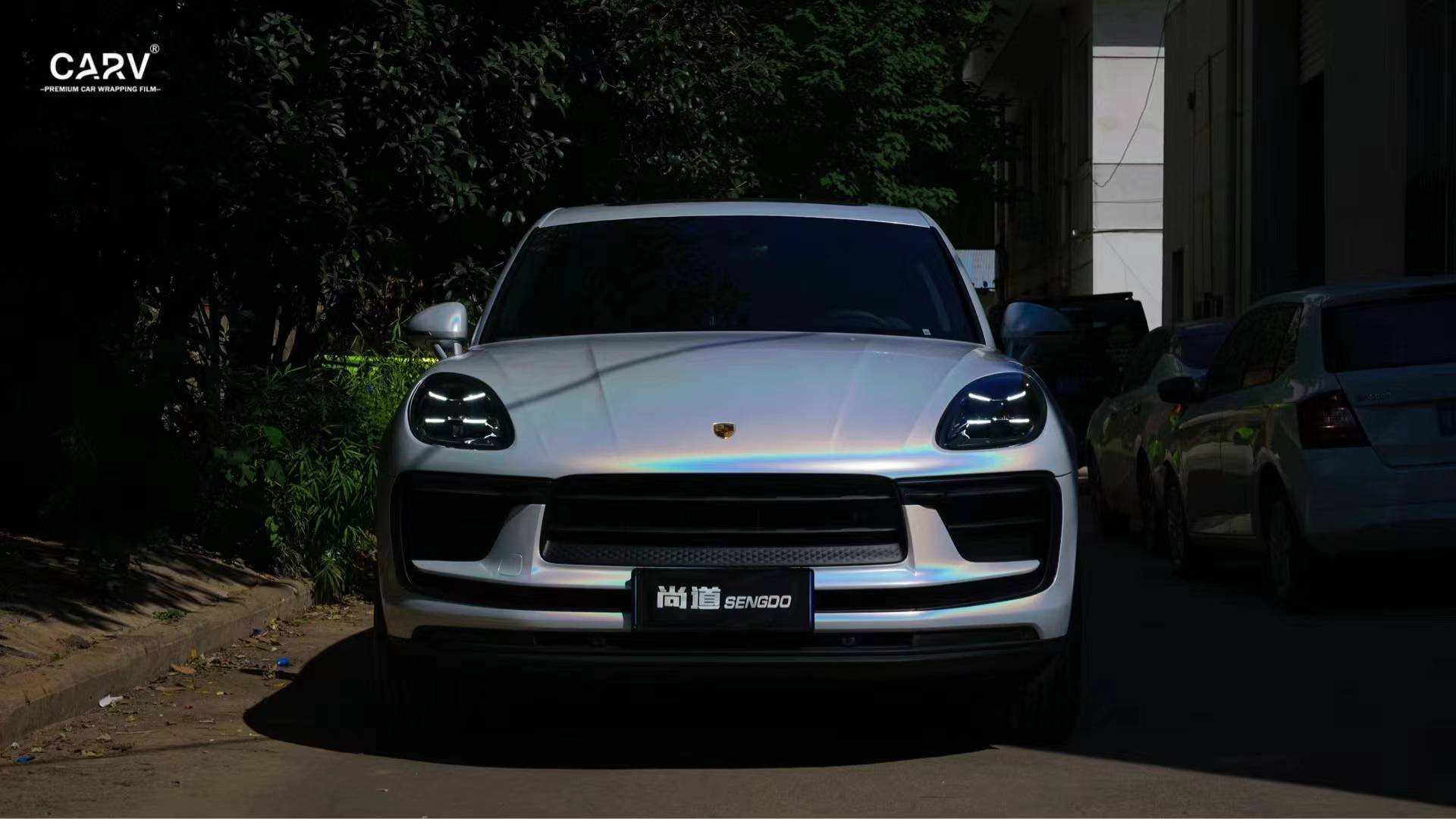 保时捷Macan卡孚CARV改色膜白金镭射白，白变彩虹色_搜狐汽车_搜狐网