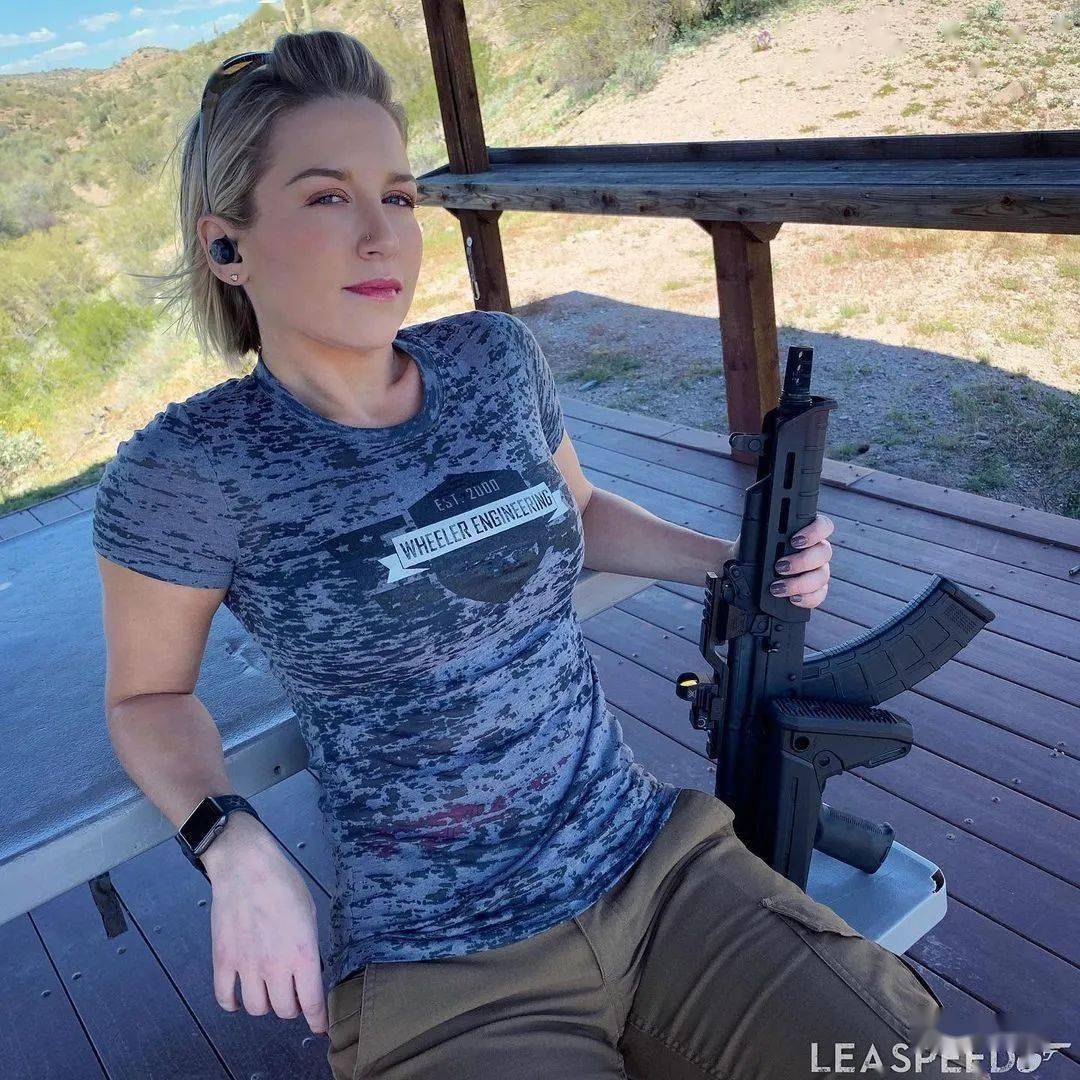 【送给JACKY的美国女网红图集】看看护士大妹子家的枪和装备吧 -6parkbbs.com