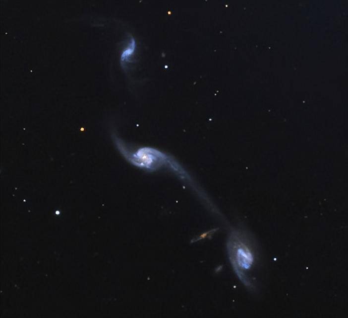 哈勃观测到的完美的“潮汐尾巴”连接了这两个星系_合并_相互作用_Arp