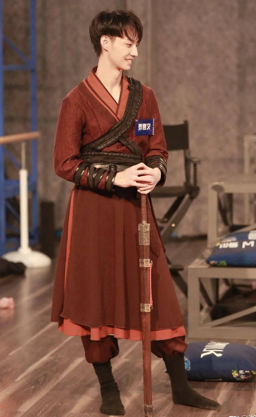 23岁毕业于北舞古典舞系，如今28岁是北京歌剧舞剧院首席，削肩长身气质超绝_舞蹈_表演_罗昱文