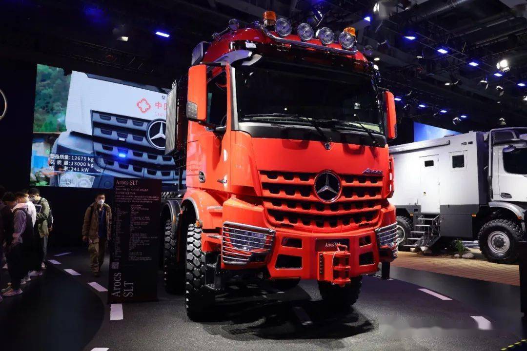 250吨德意志重拖迎来新鲜血液 打探奔驰Arocs 4863 SLT 8x8国六大件牵引车_搜狐汽车_搜狐网