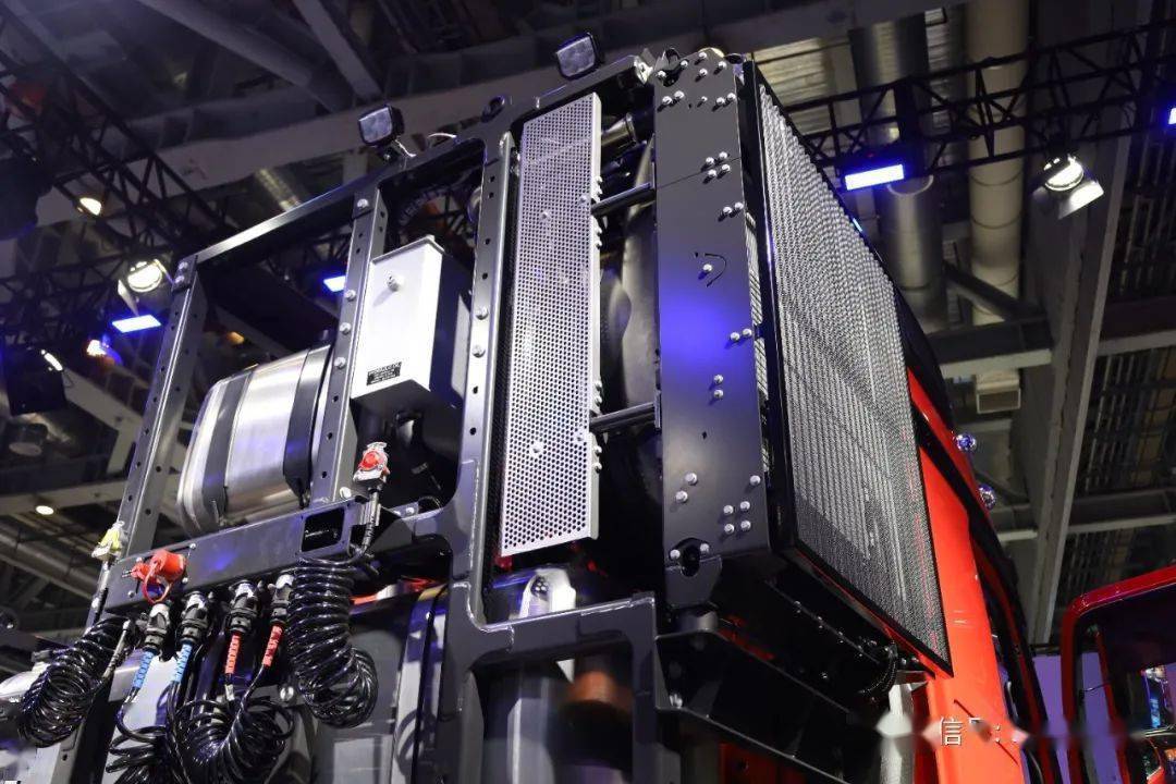 250吨德意志重拖迎来新鲜血液 打探奔驰Arocs 4863 SLT 8x8国六大件牵引车_搜狐汽车_搜狐网