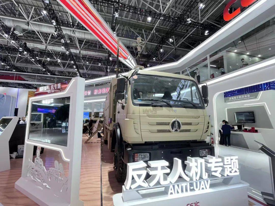 北奔重汽车载加榴炮首次亮相珠海航展，8台北奔重卡实车底盘展出_搜狐汽车_搜狐网