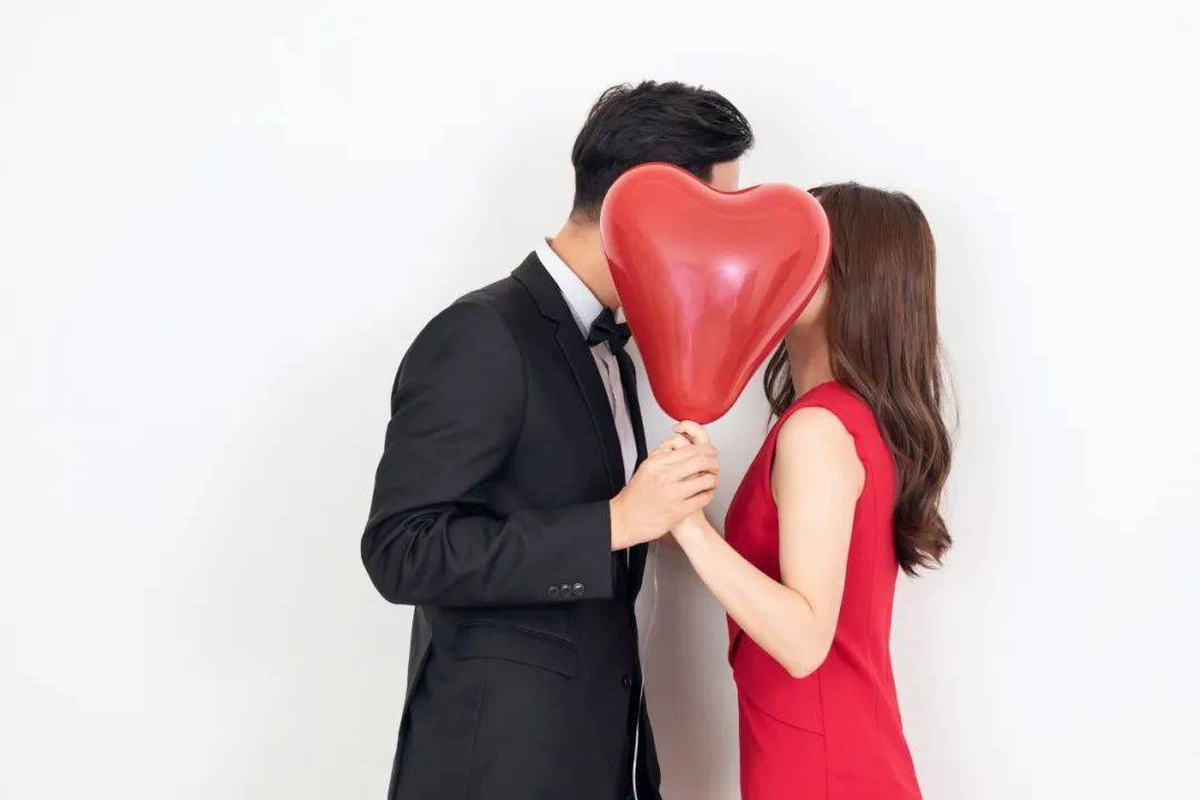 别害羞,亲嘴时,男人把手会放在4个地方,证明爱你如命女人肩膀手指