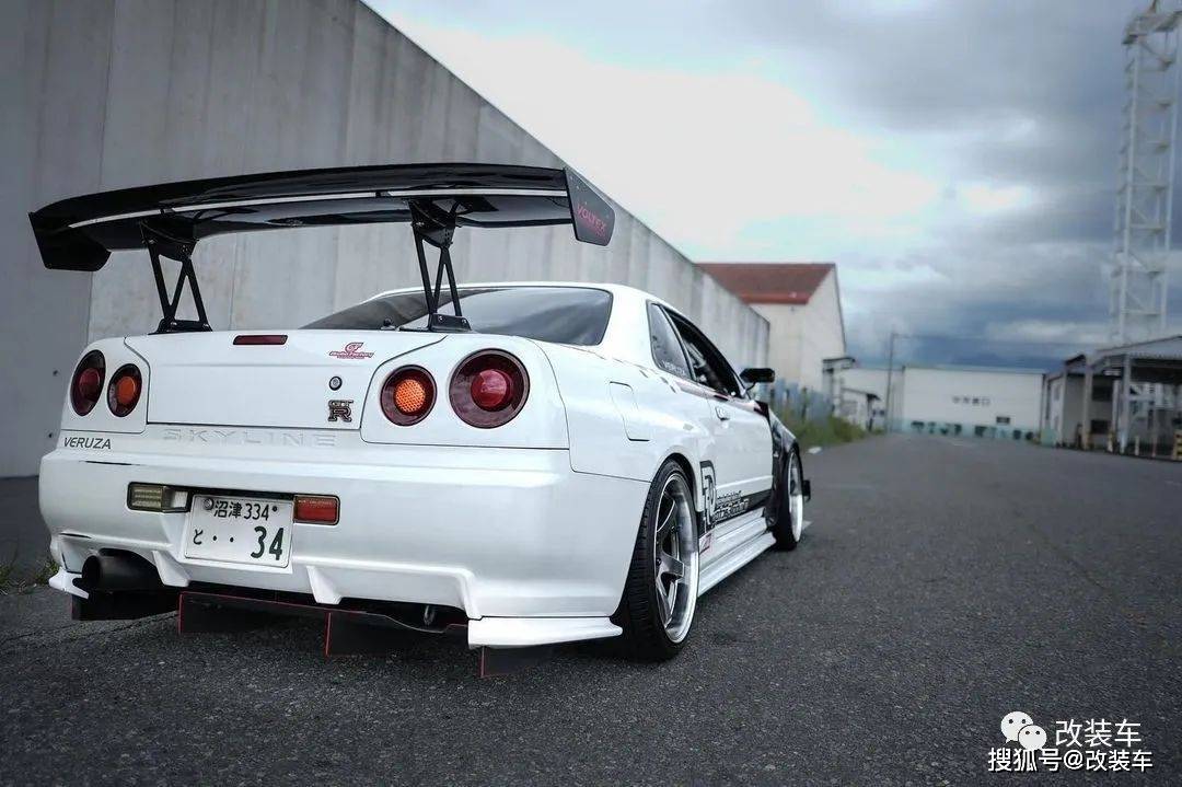 精品Z-Tune版熊猫配色日产R34 GTR，老车下赛道一点都不心疼？_搜狐汽车_搜狐网