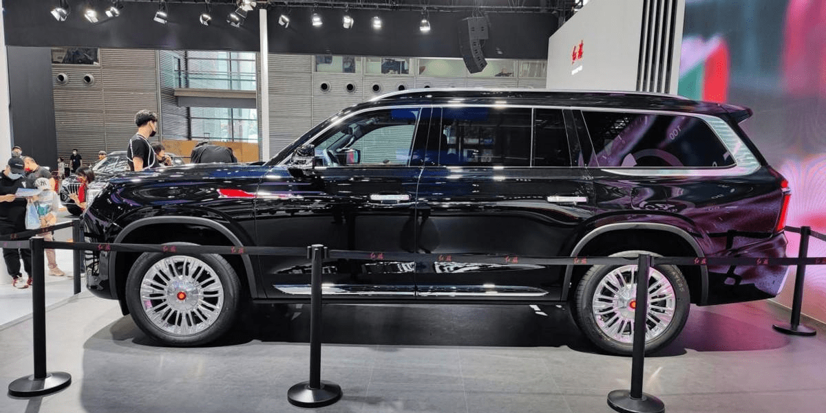 车长5695mm，搭载4.0T V8发动机+适时四驱系统，红旗LS7实拍_搜狐汽车_搜狐网