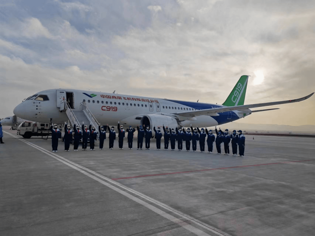 固原市弘文中学30名学子走进C919大飞机_祖国_同学_我国