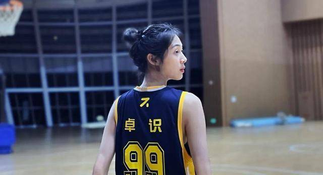 她被称为篮坛第一美女，颜值出众身材傲人，加盟广东队引众人关注_卓识_内蒙古_WCBA