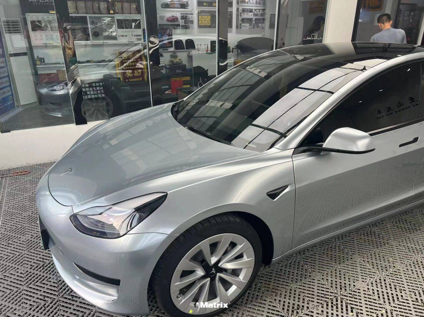 特斯拉Model3矩阵Matrix改色膜保时捷白云石亮面质感运动气息满满_搜狐汽车_搜狐网